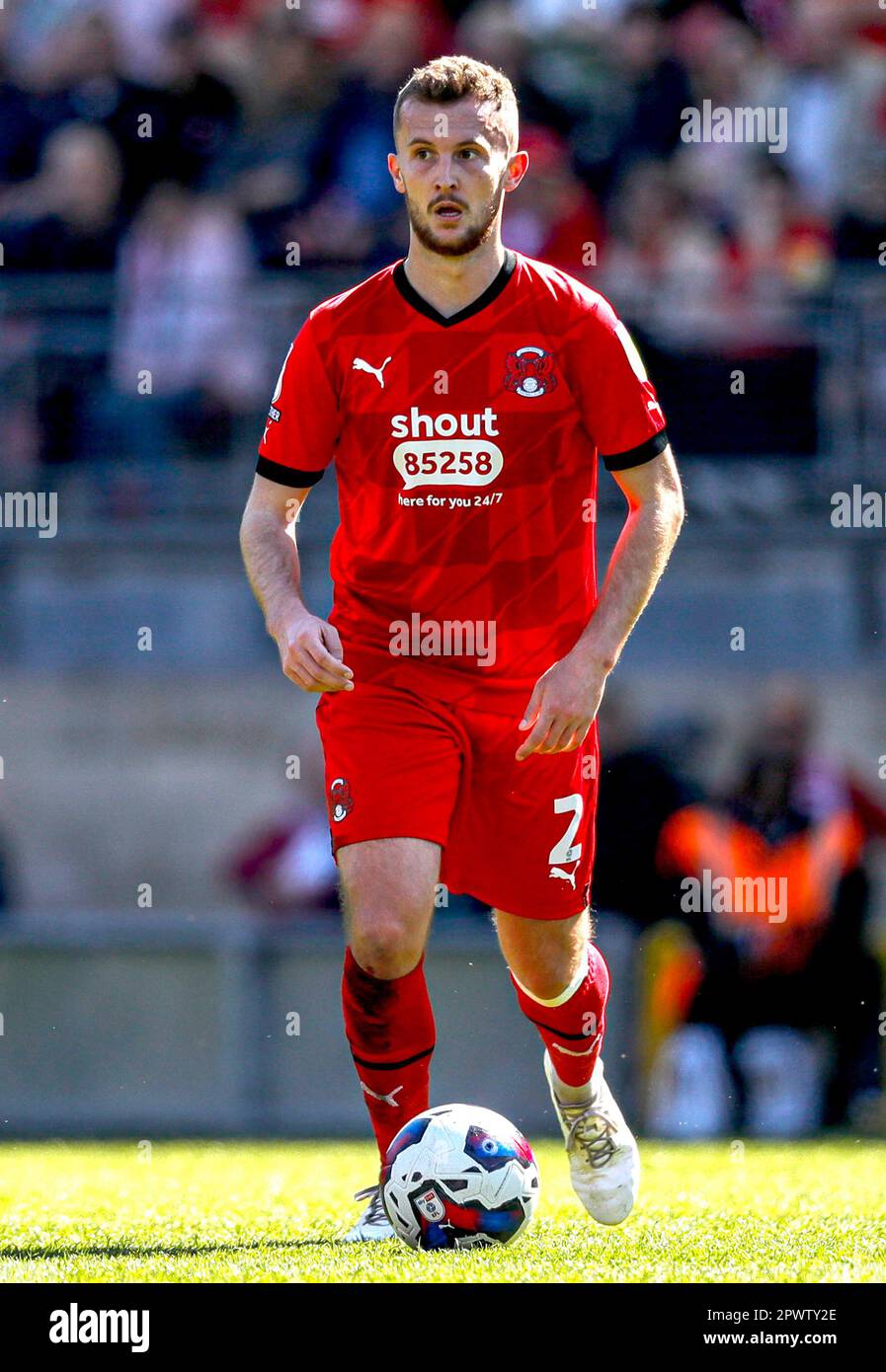 Tom James de Leyton Orient lors du match Sky Bet League Two à Brisbane ...