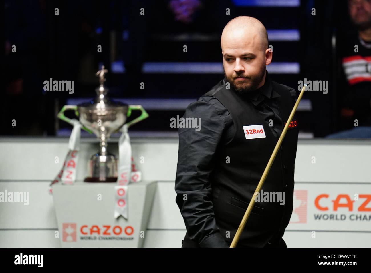 Luca Brecel en action contre Mark Selby (non représenté) lors de la ...