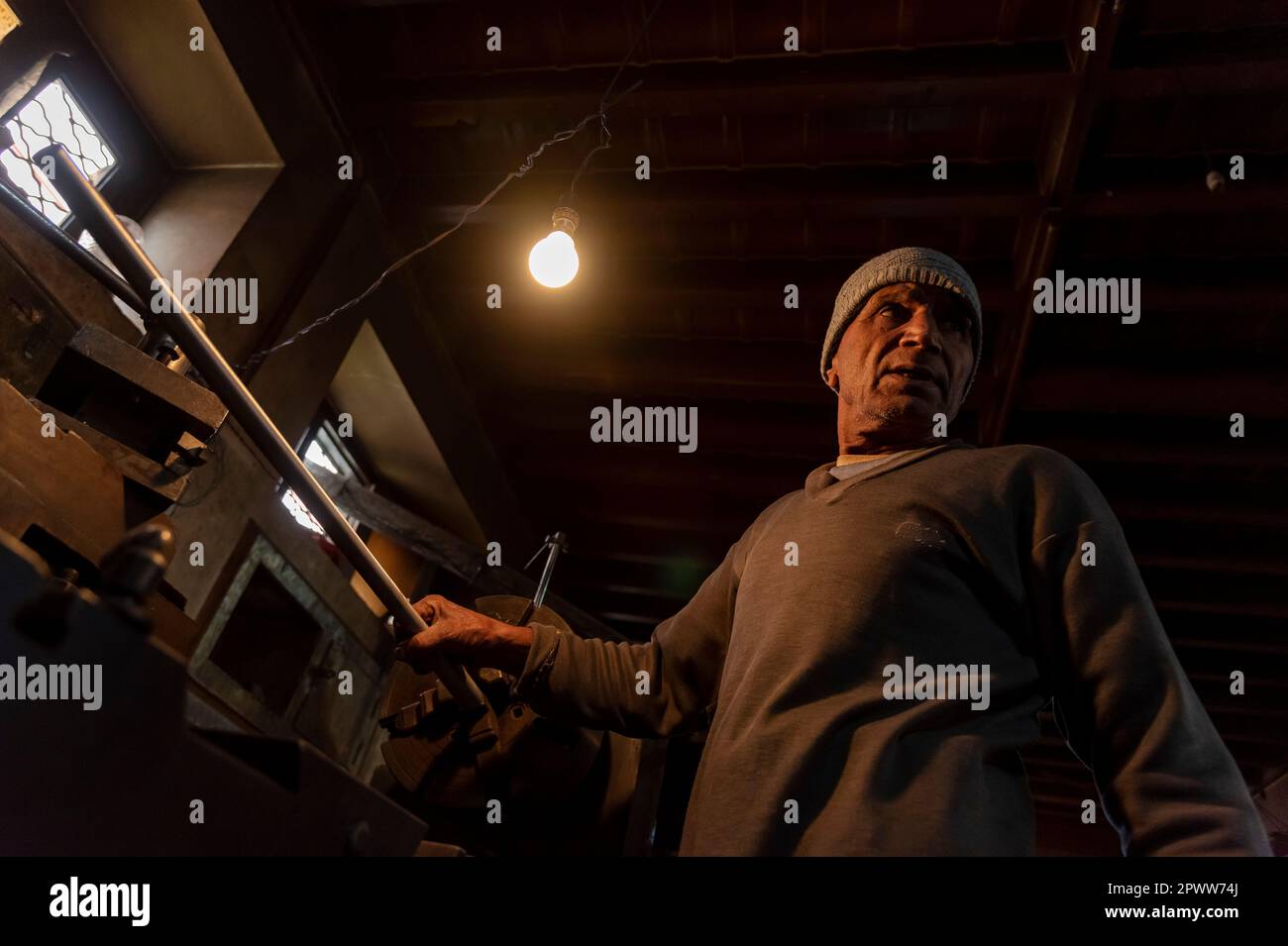 Srinagar, Inde. 01st mai 2023. Un ouvrier tient un canon d'un fusil de ...