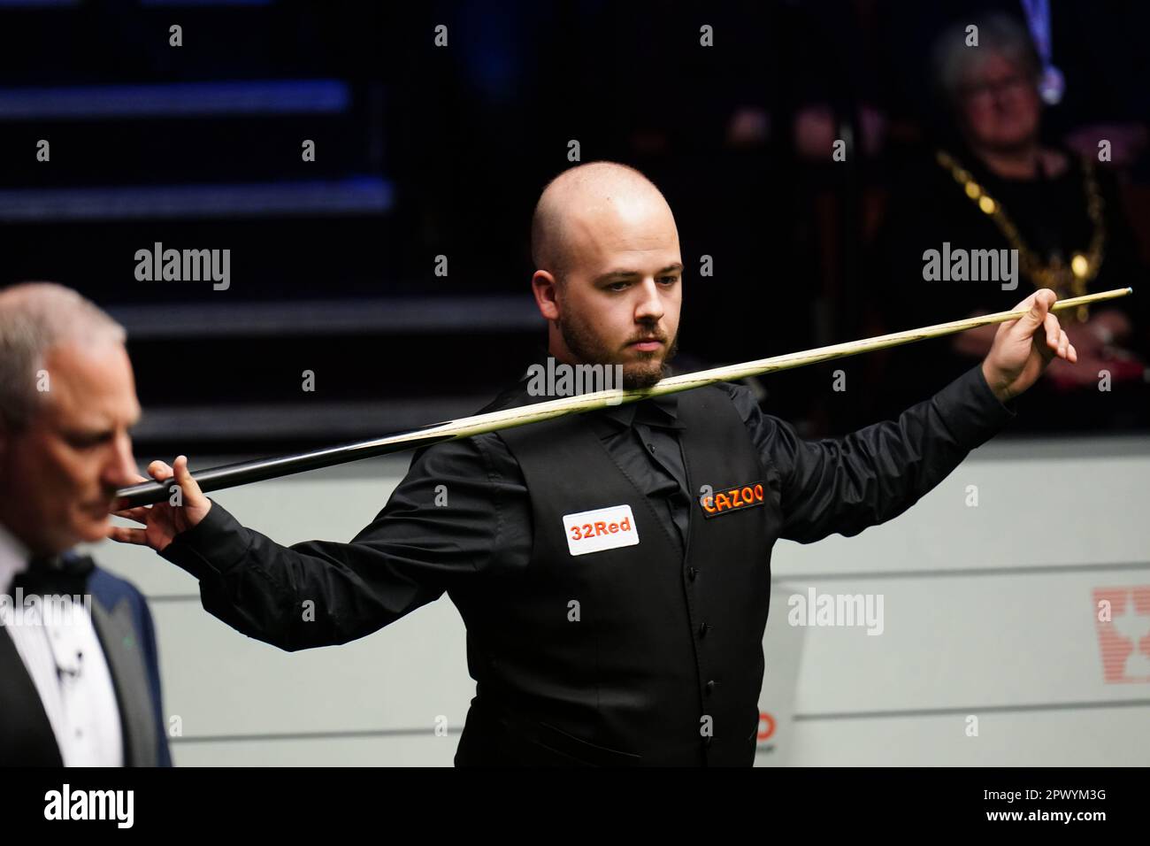 Luca Brecel en action contre Mark Selby (non représenté) lors de la ...
