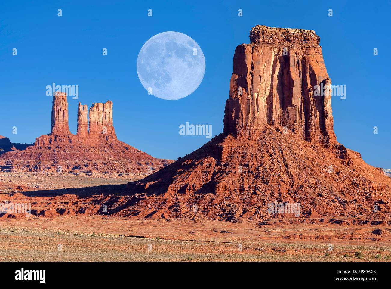 Pleine lune sur Castle Butte et Merrick Butte dans le célèbre et ...