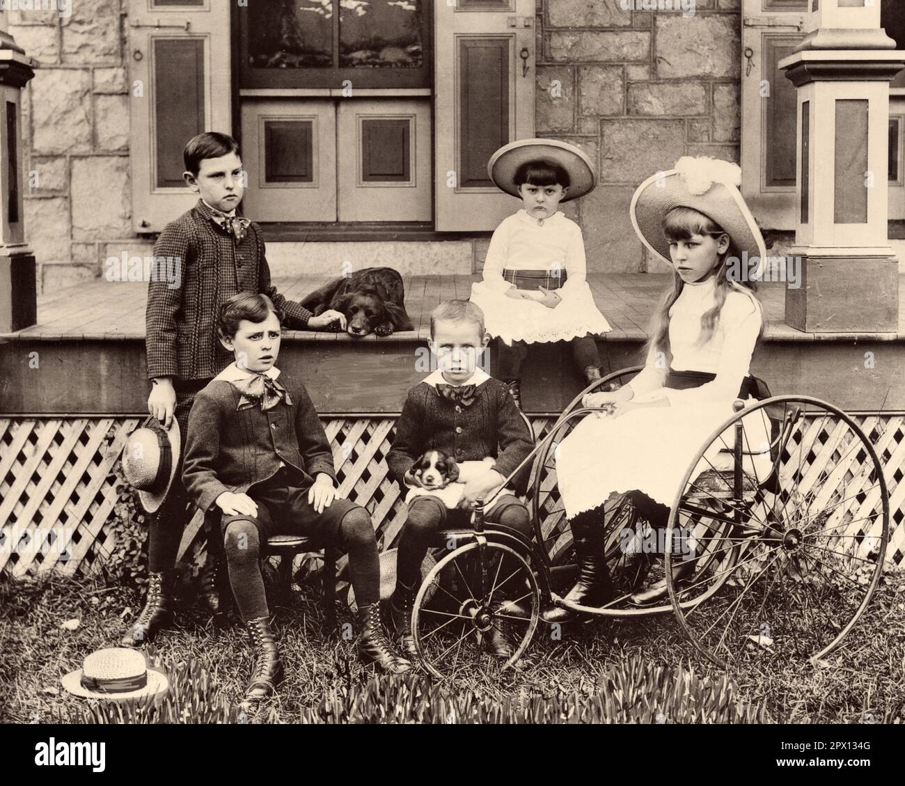 1890S 1900S GROUPE DE CINQ ENFANTS DU DÉBUT DU SIÈCLE ASSIS SUR ET ...