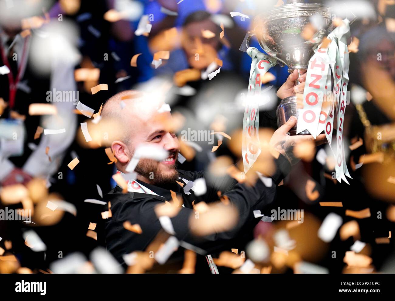 Luca Brecel célèbre avec le trophée après avoir battu Mark Selby pour ...