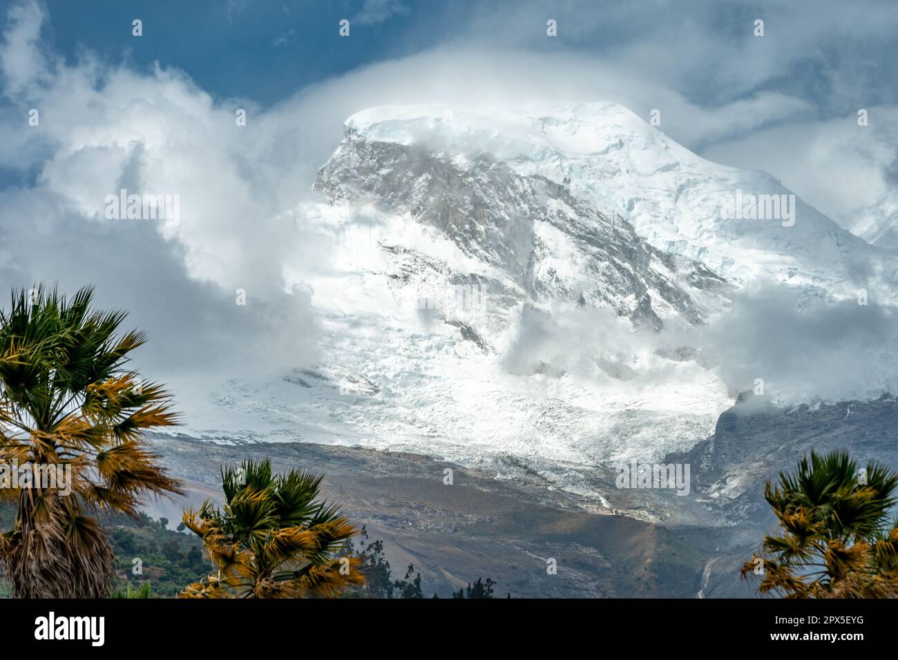 La plus haute montagne du Pérou Huascaran dans la chaîne de montagnes ...