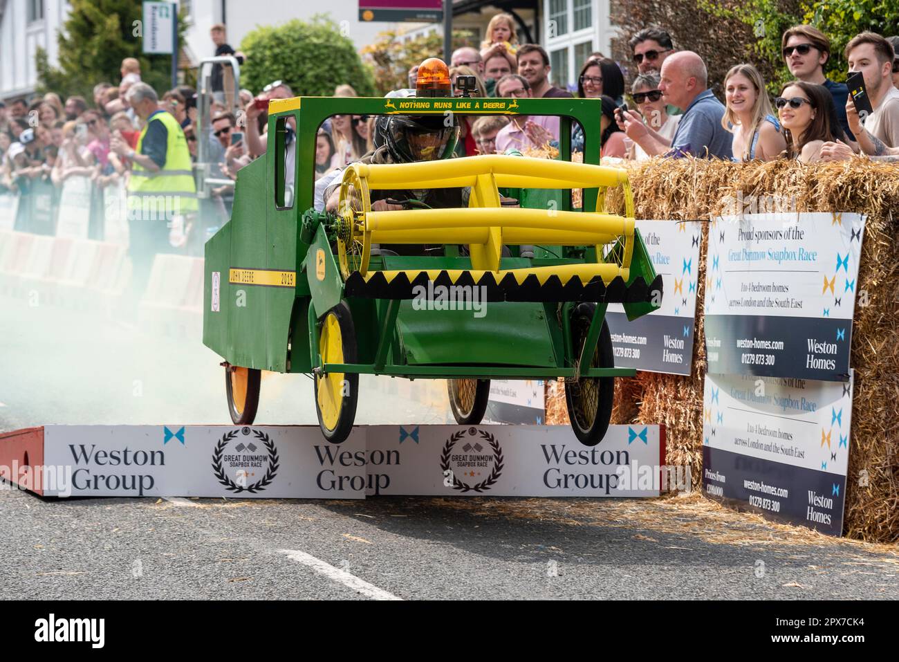 Le chariot en forme de moissonneuse-batteuse John Deere participe à la ...