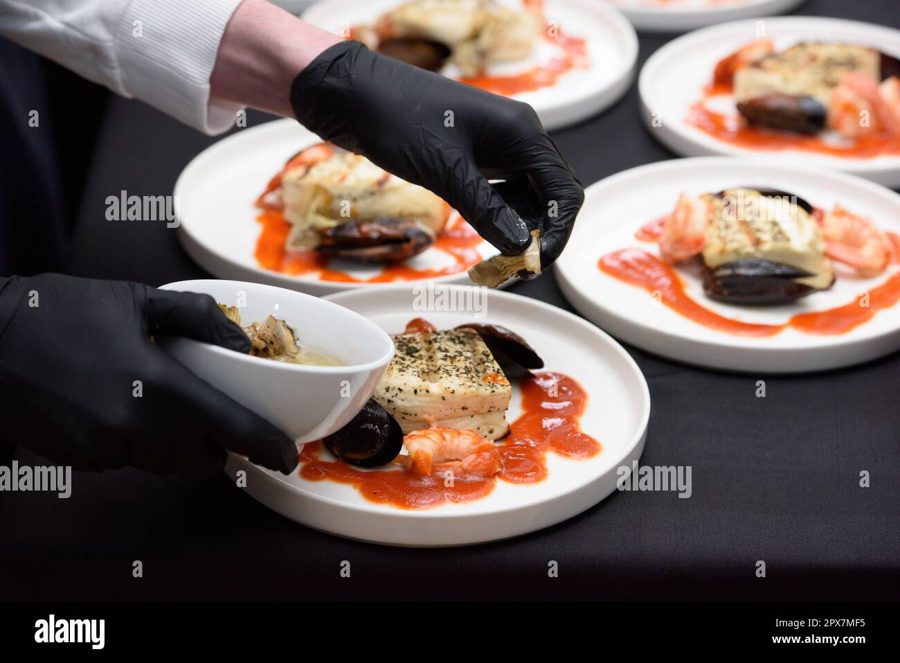 Le chef du restaurant prépare des en-cas au fromage grec traditionnel ...