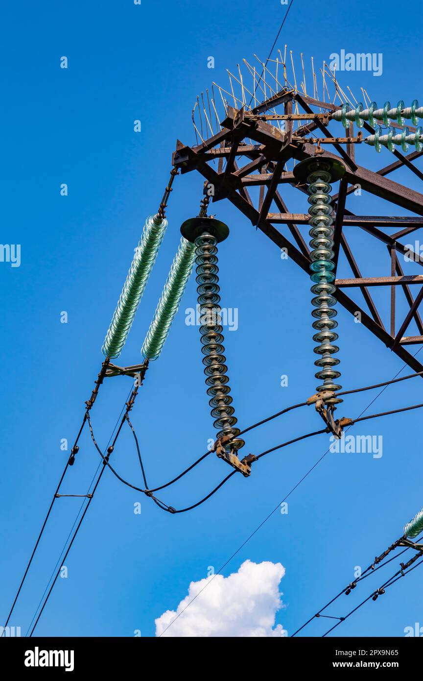 Isolateur de ligne sur les fils électriques d'une tour haute tension ...