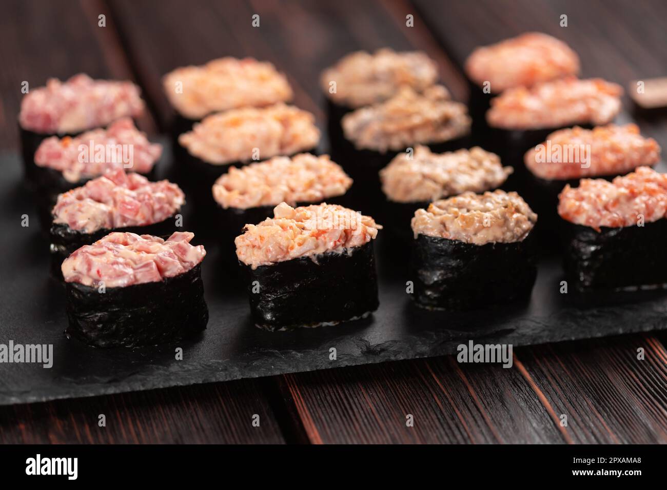 Ensemble de sushi Gunkan Maki avec différents types de saumon de ...