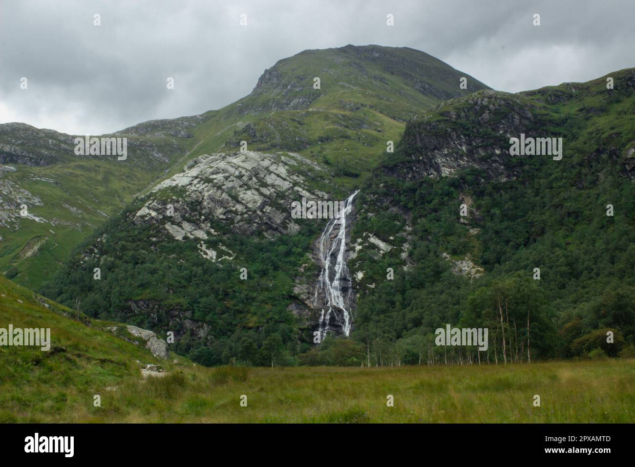 Vue rapprochée des cascades de Steall Waterfall, situées dans les ...