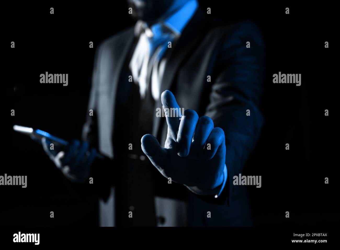 Homme tenant le téléphone mobile et pointant sur les dernières mises à ...