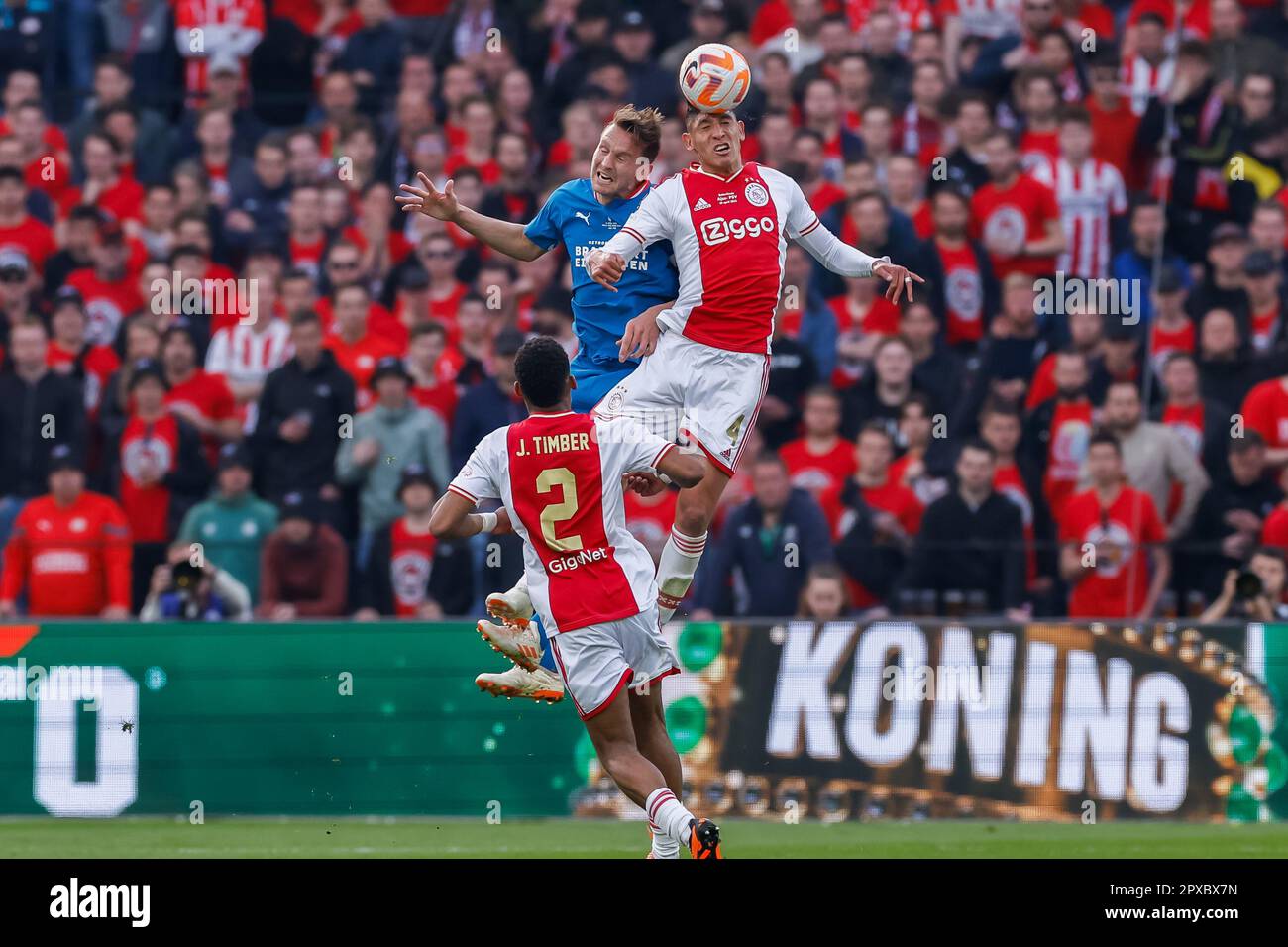 ROTTERDAM, PAYS-BAS - AVRIL 30 : Luuk de Jong de PSV, Edson Alvarez d ...