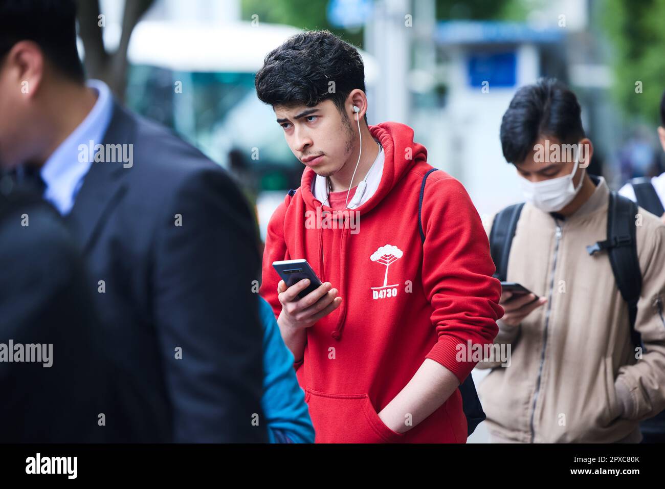 Les touristes étrangers attendent un bus sur les plates-formes de ...