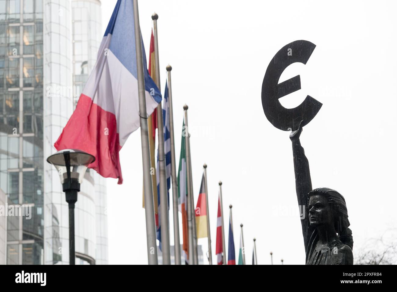 Statue avec le symbole de l'euro Banque de photographies et d’images à ...
