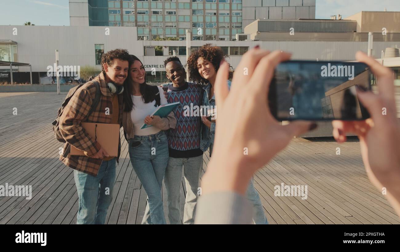 Les jeunes gens joyeux font une photo commune. Groupe d'étudiants ...