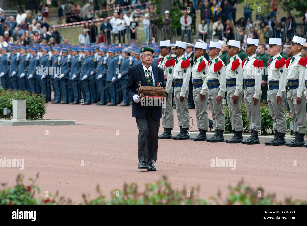 L'aumônier Yannick Lallemand porte la main en bois articulée du ...