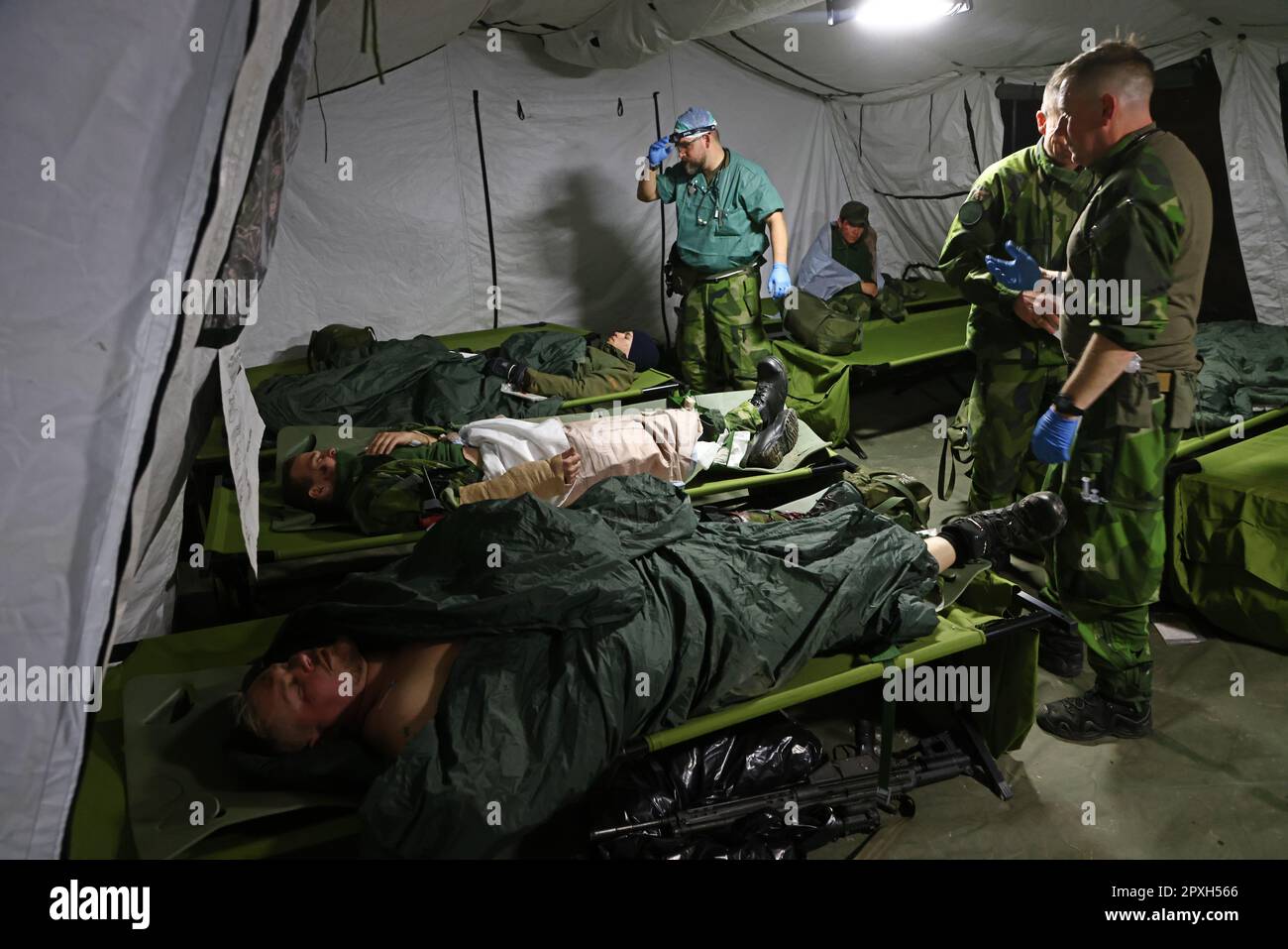 Patients et personnel médical à l'intérieur d'un hôpital de campagne ...