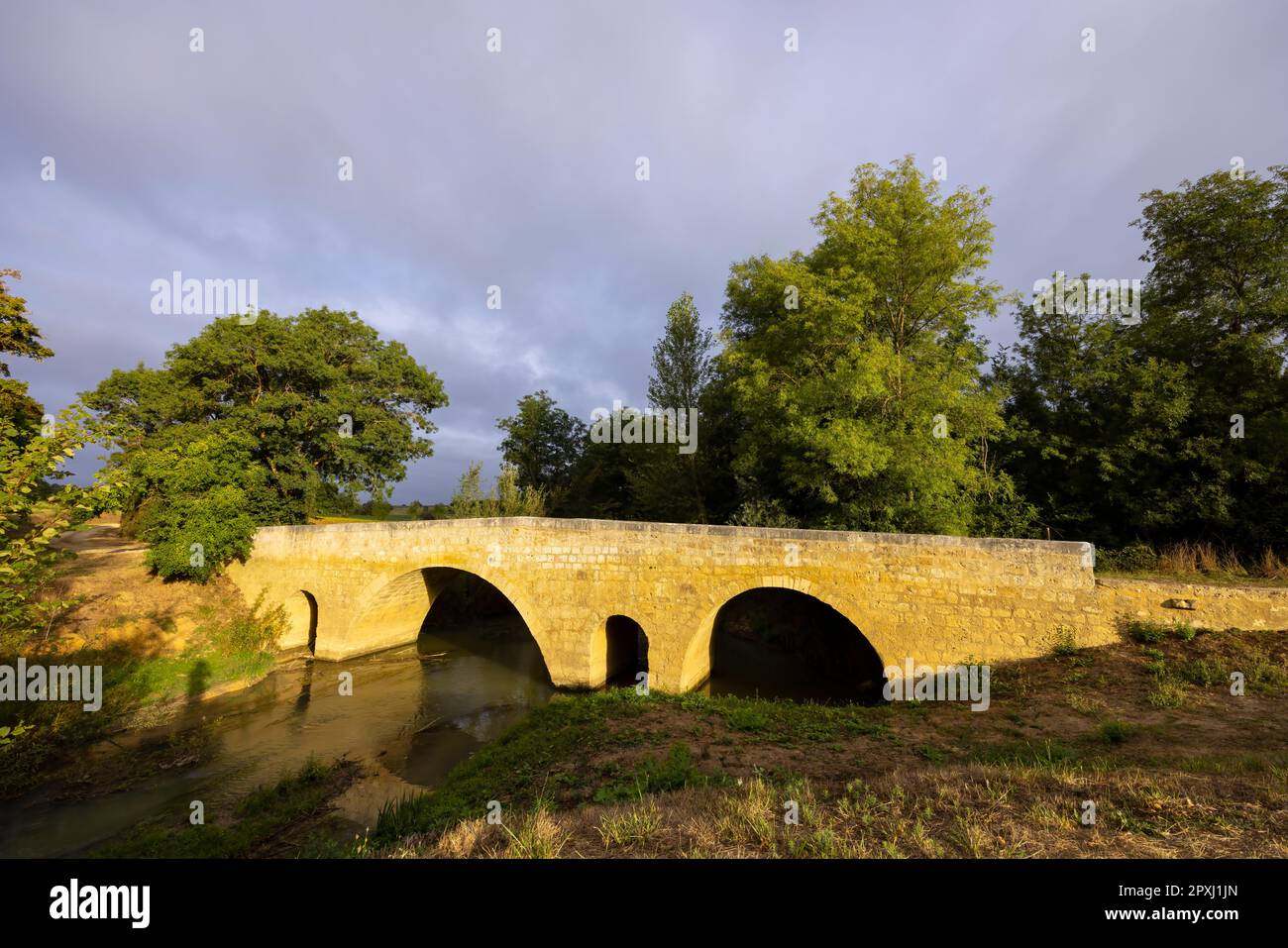 Pont roman d'Artigue et rivière Osse près de Larressingle sur la route ...