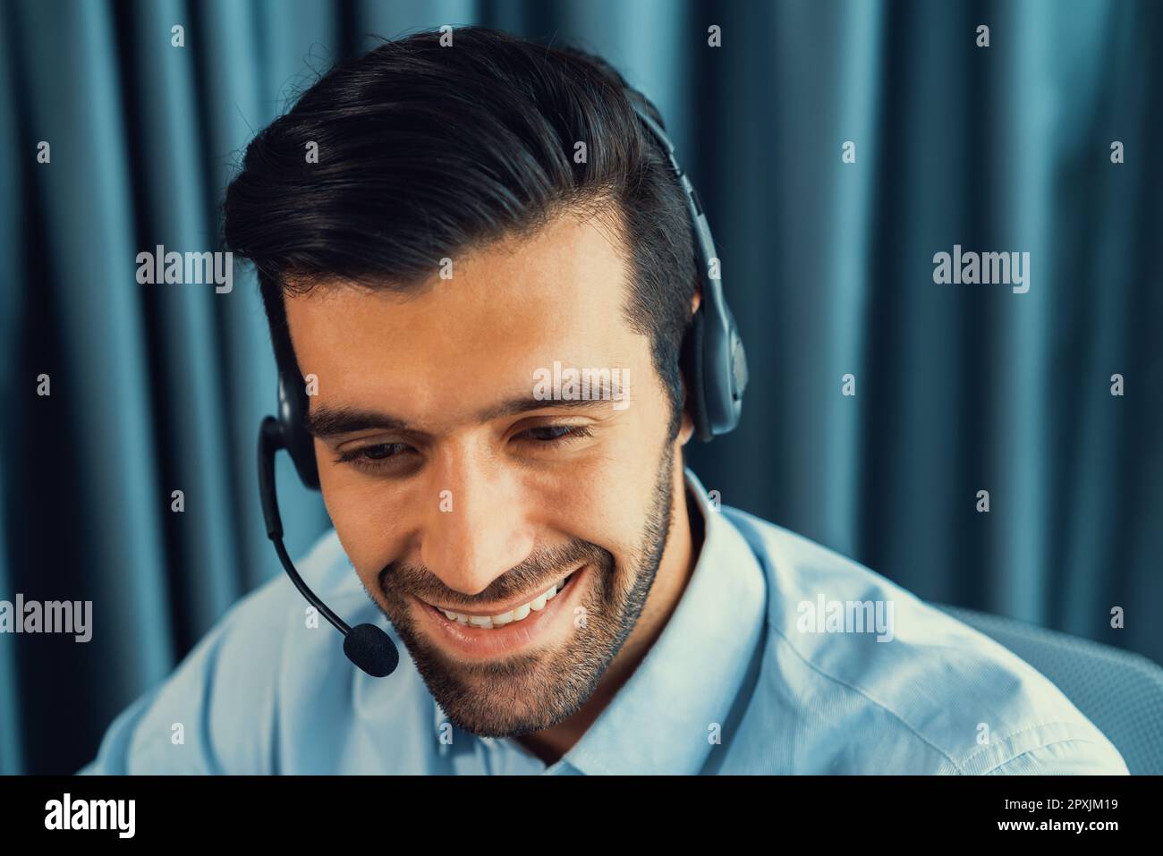 Un opérateur de centre d'appels ou un représentant de télévente se ...