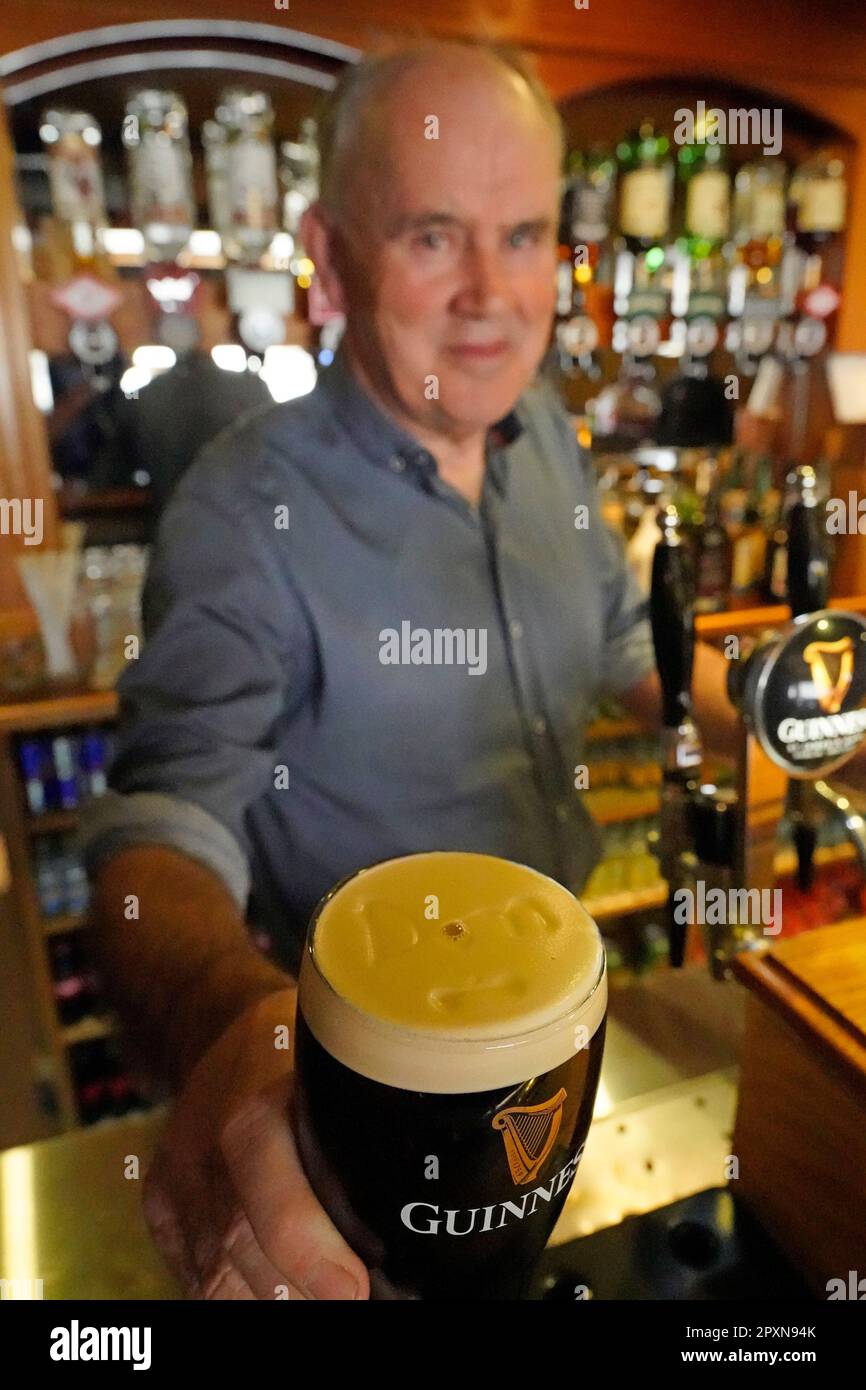 Le Barman Tommy Tubridy tient une pinte de Guinness avec Don dans la ...