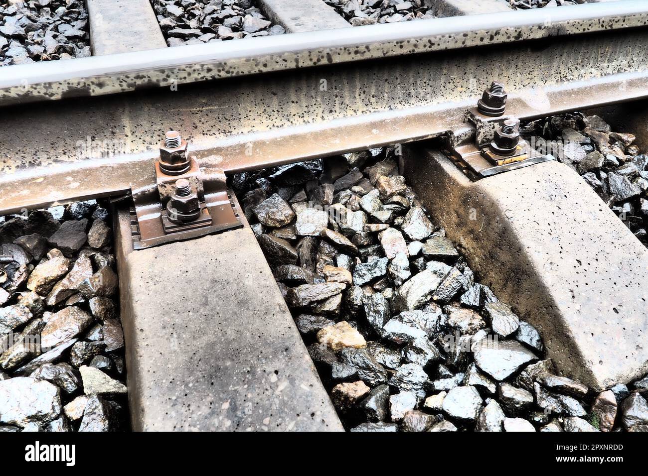 Chemins de fer. Rails métalliques en acier et traverses en bois. Rivets ...