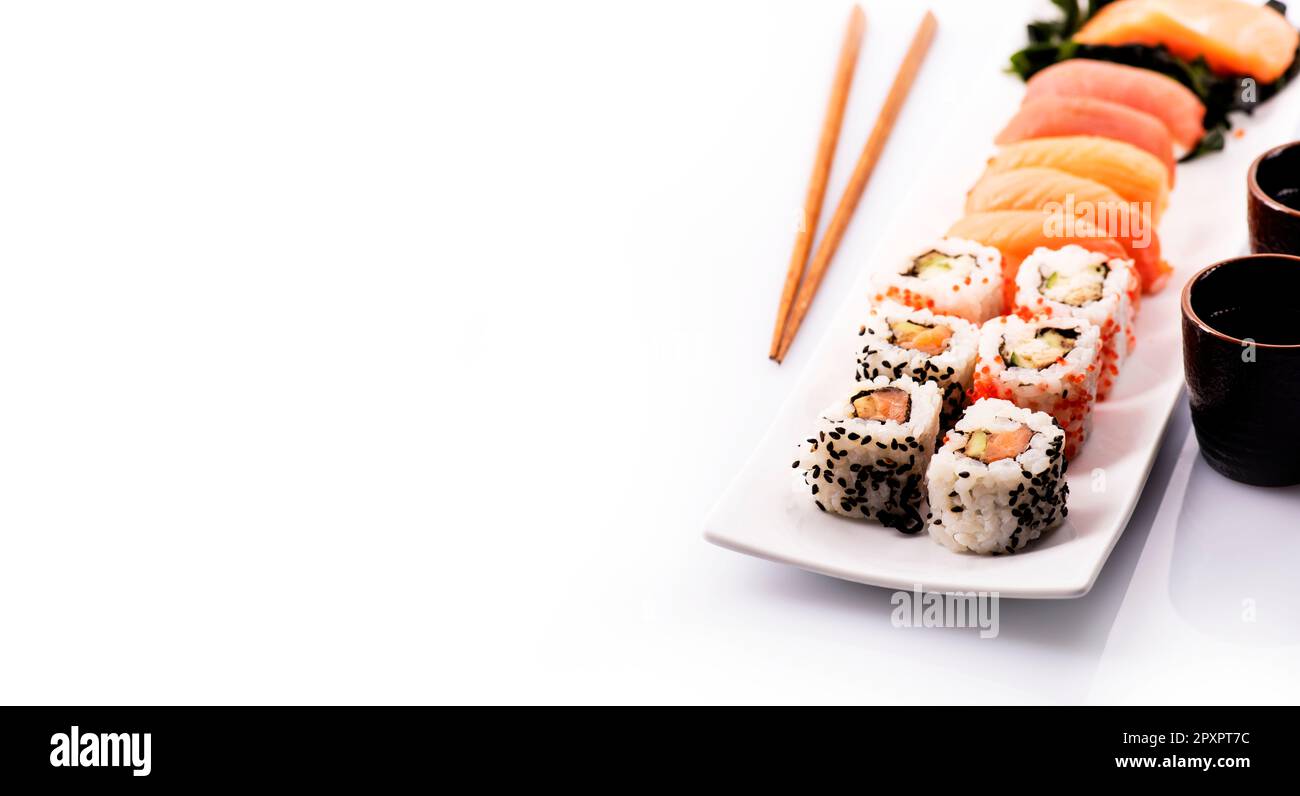 Rouleaux de sushi set avec de mauvaises herbes de mer, Saumon et thon ...