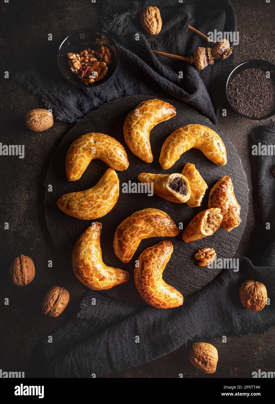 Vue de dessus des croissants de Bratislava remplis de graines de pavot ou de noix de Grenoble ...