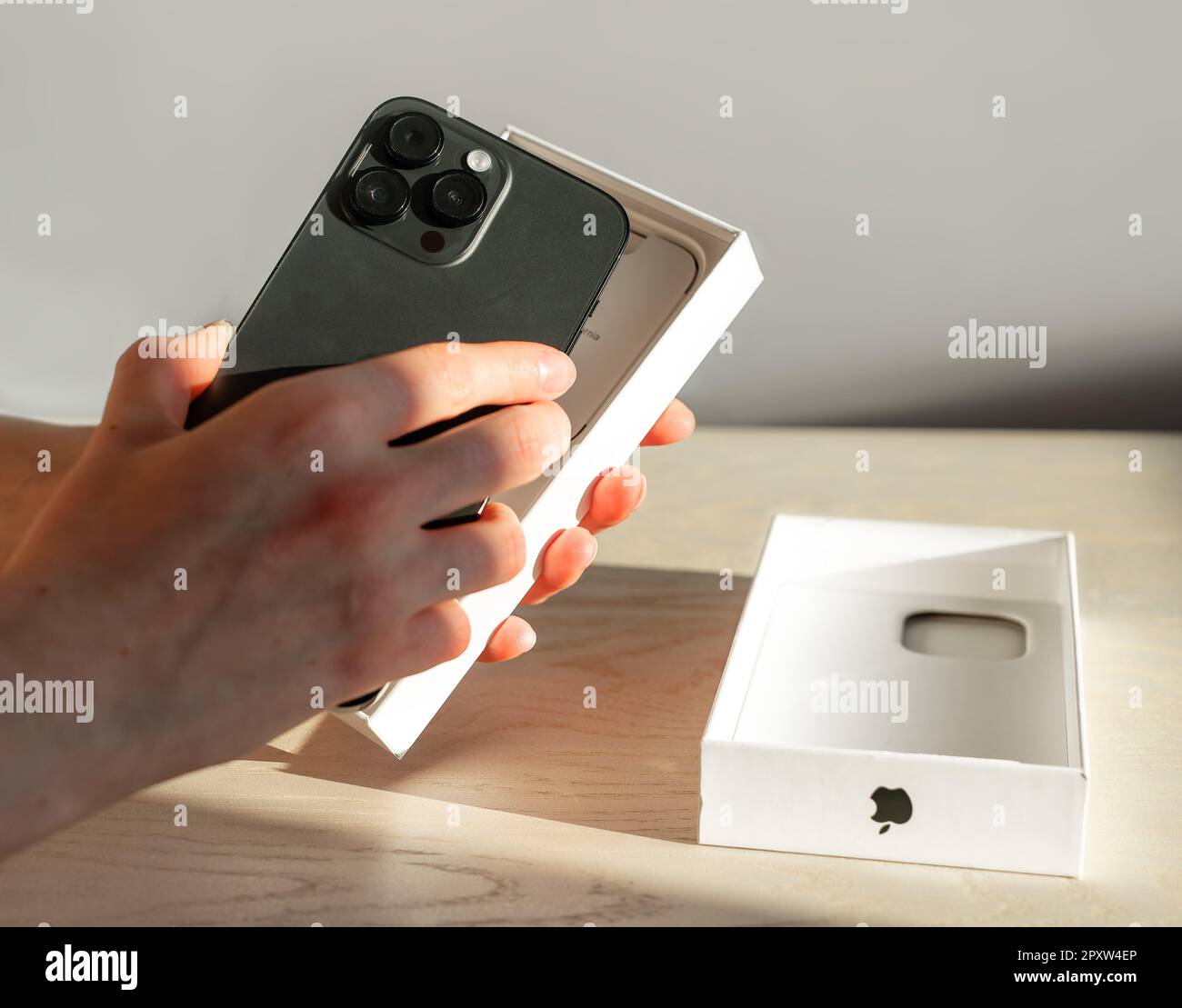 Apple iphone 14 pro max Banque de photographies et d’images à haute ...