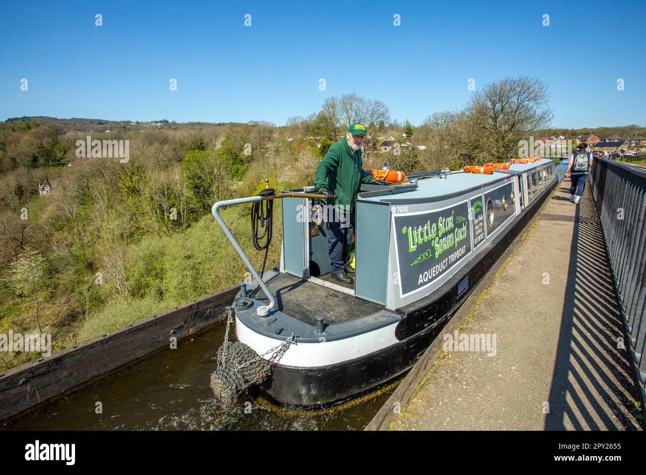 Canal narrowboat traversant à 38 mètres au-dessus de la rivière Dee sur ...