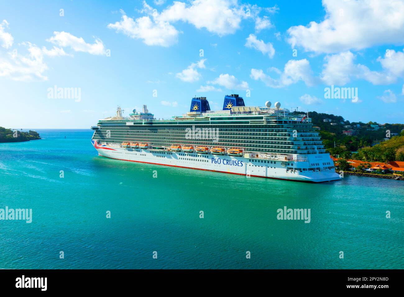 Bateau de croisière P & O Britannia amarré à l'île St Thomas Caribbean ...