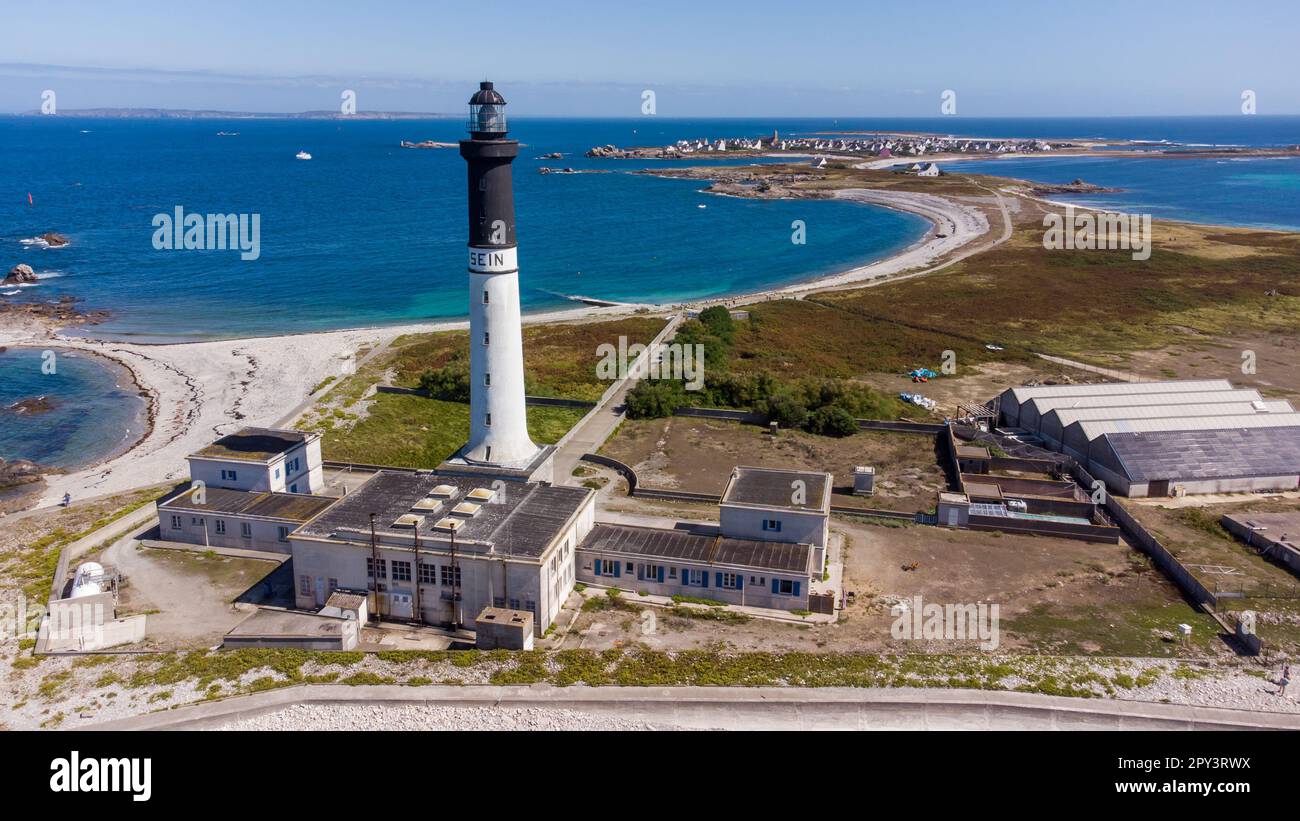 Grand phare de l'île de Sin en Bretagne, en France, dans l'océan ...