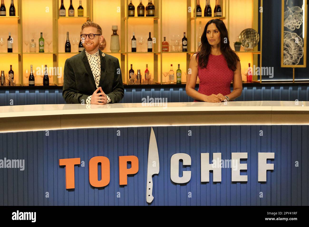 CHEF SUPÉRIEUR, de gauche à droite: Le juge Paul A. Young, hôte Padma ...