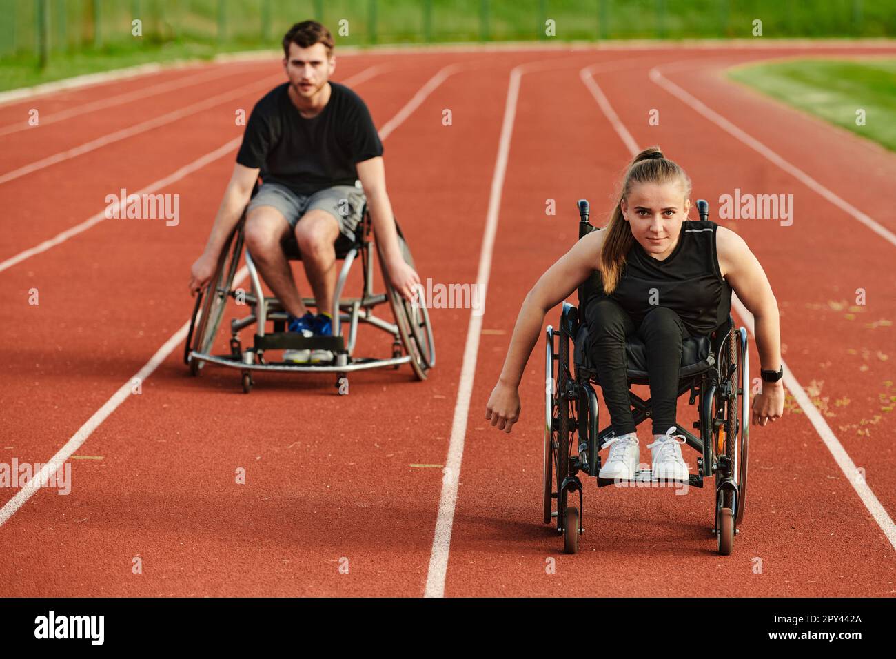 Un couple inspirant avec un handicap montre leur détermination et leur ...