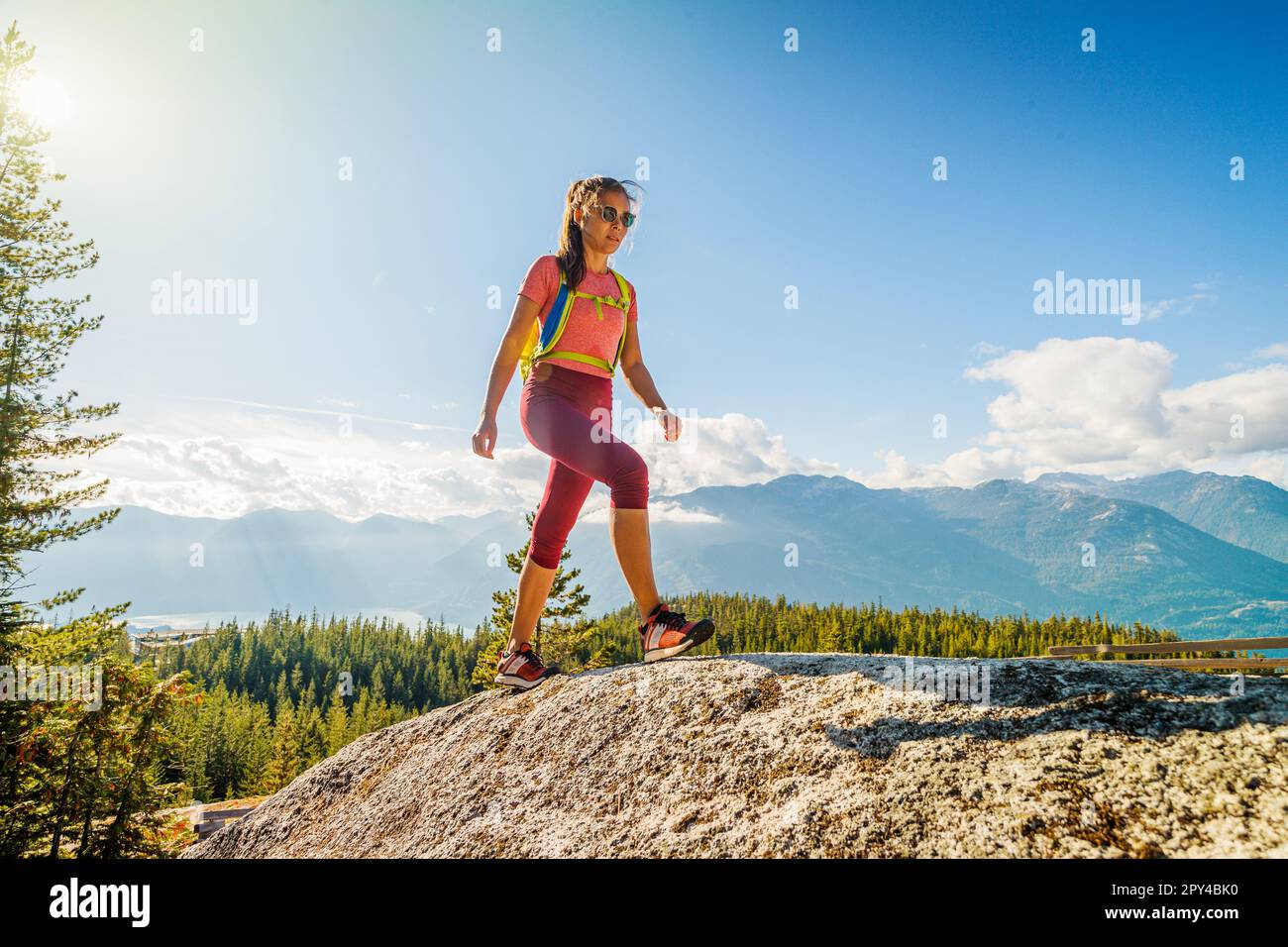 Randonnées. Femme randonneur sur un sentier de randonnée en montagne en ...