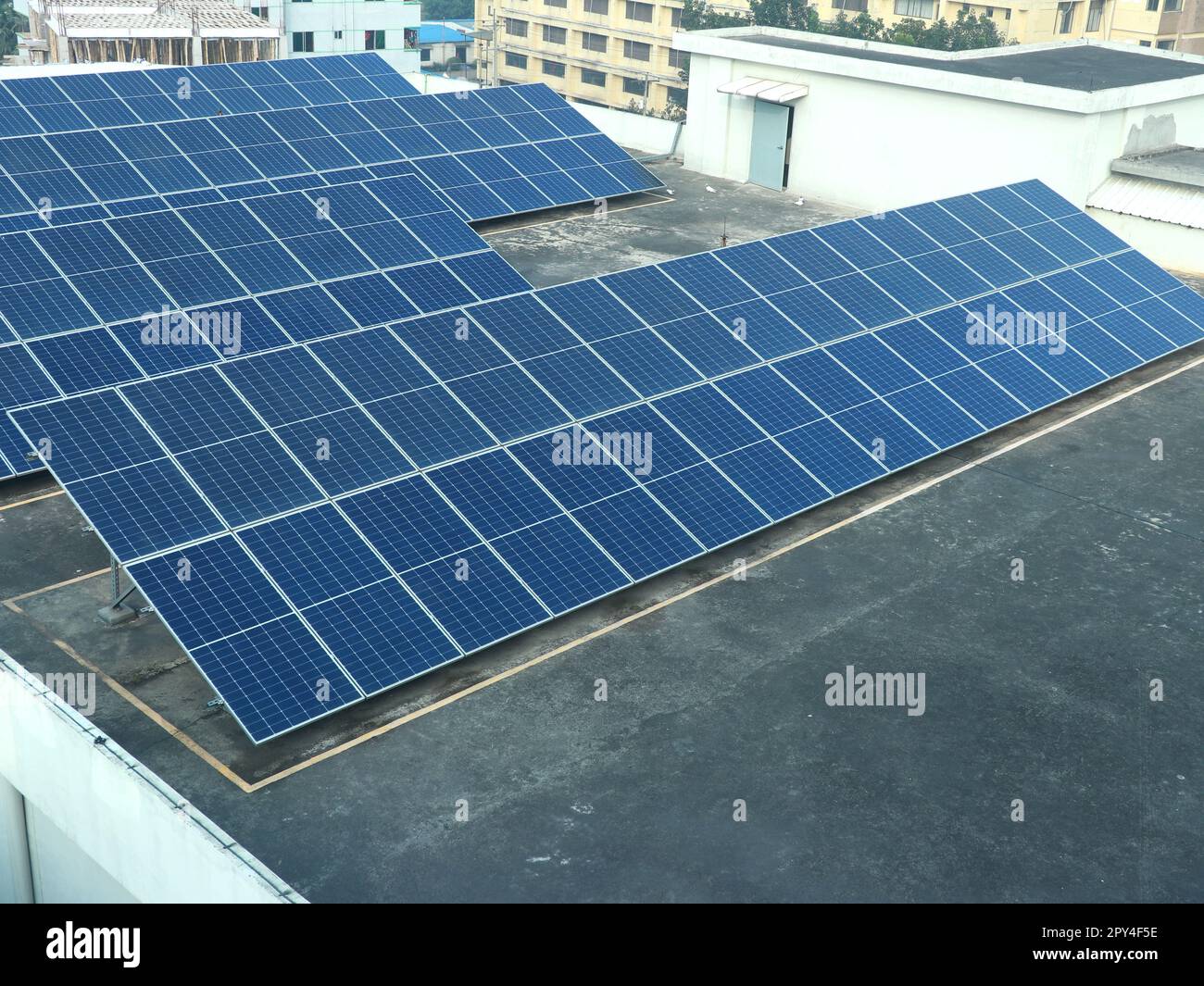 Solution de toit industriel Solar PV dans le toit industriel de Dhaka, au Bangladesh Photo Stock ...