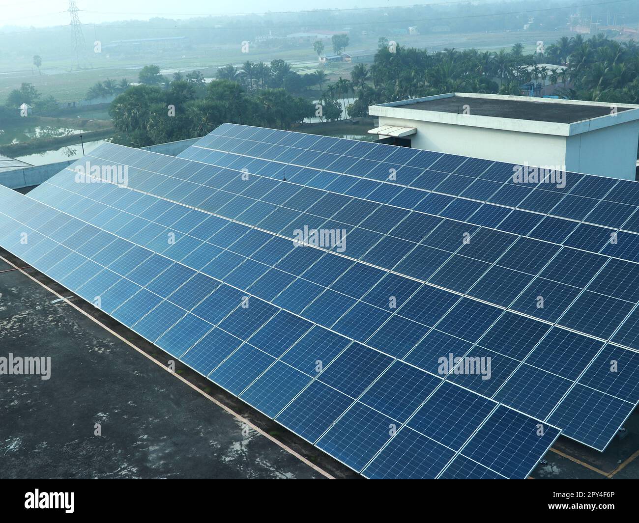 Solution de toit industriel Solar PV dans le toit industriel de Dhaka, au Bangladesh Photo Stock ...