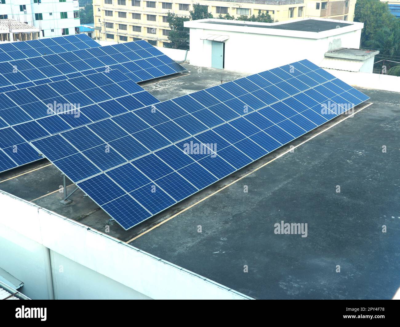 Solution de toit industriel Solar PV dans le toit industriel de Dhaka, au Bangladesh Photo Stock ...
