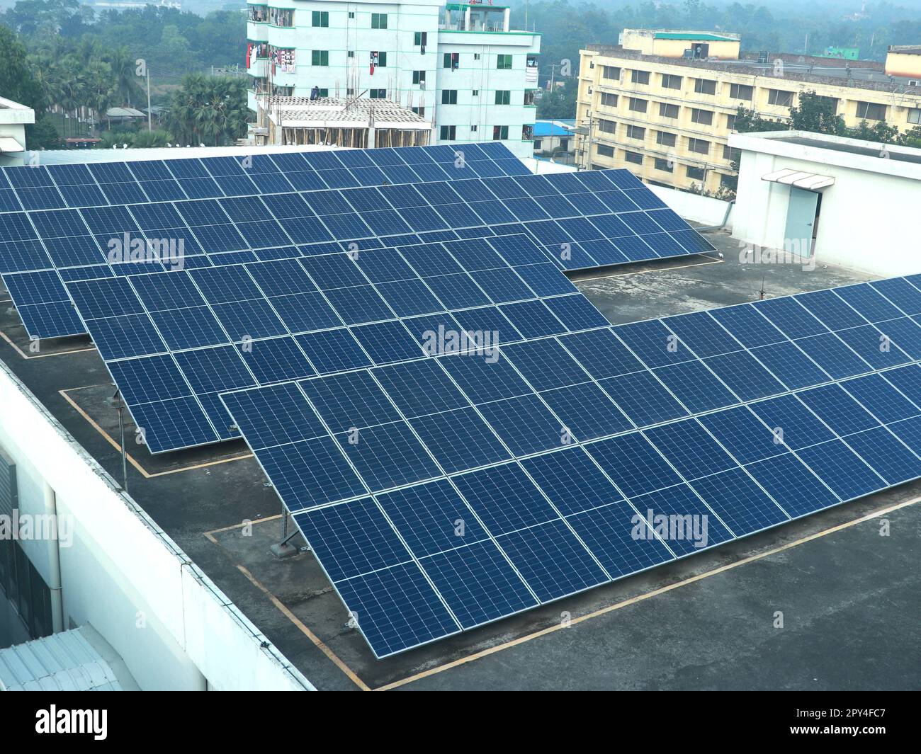 Solution de toit industriel Solar PV dans le toit industriel de Dhaka, au Bangladesh Photo Stock ...