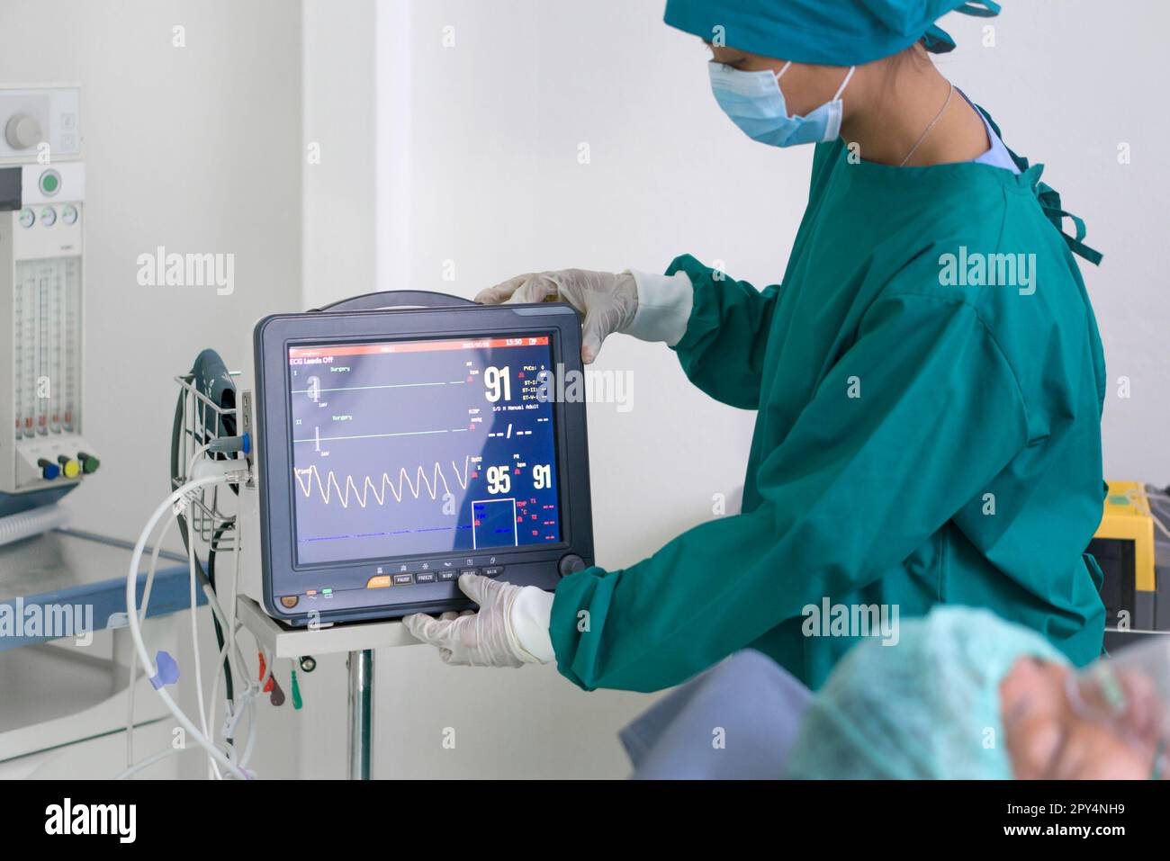 Moniteur patient multi-paramètres dans la salle d'opération, contrôlé ...