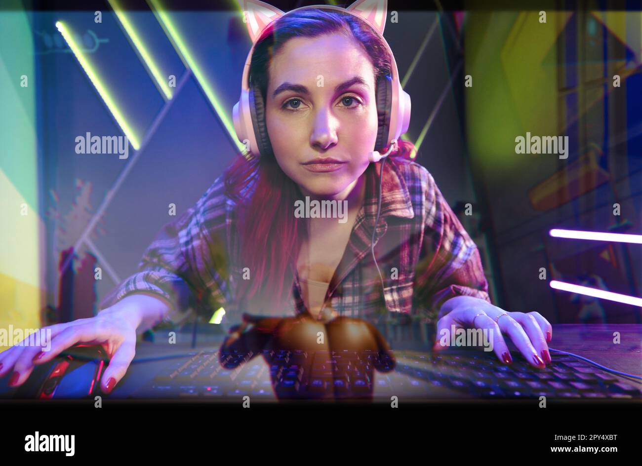 Gamer Féminin Se Concentrant Sur Son écran Dordinateur Alors Quelle Navigue Dans Un Jeu Vidéo
