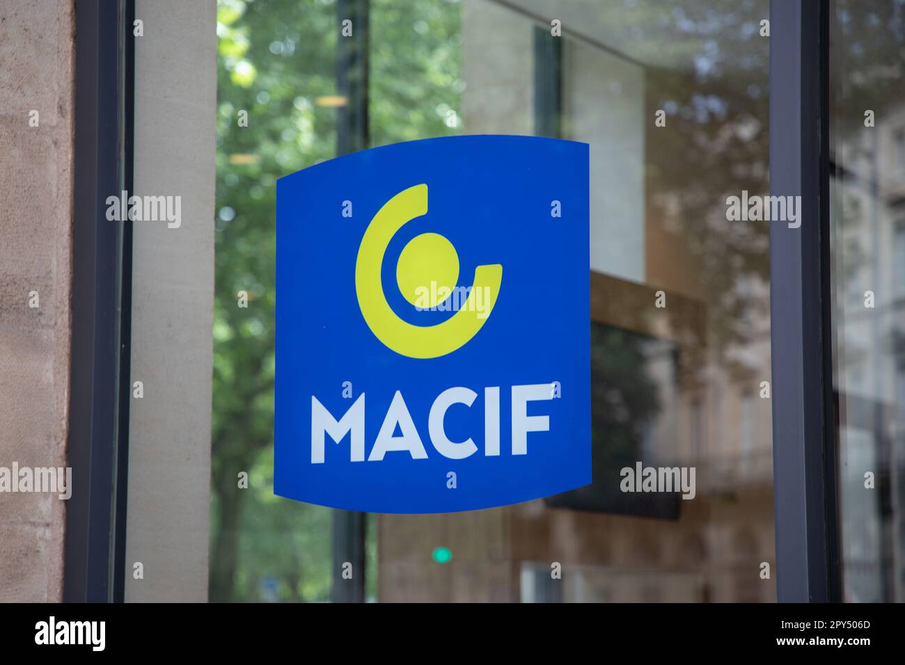 lyon , aura France - 05 01 2023 : texte du logo Macif et enseigne de ...