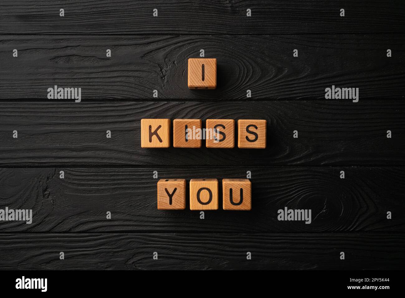 Cubes en bois avec l'expression I Kiss vous sur fond noir - une table ...