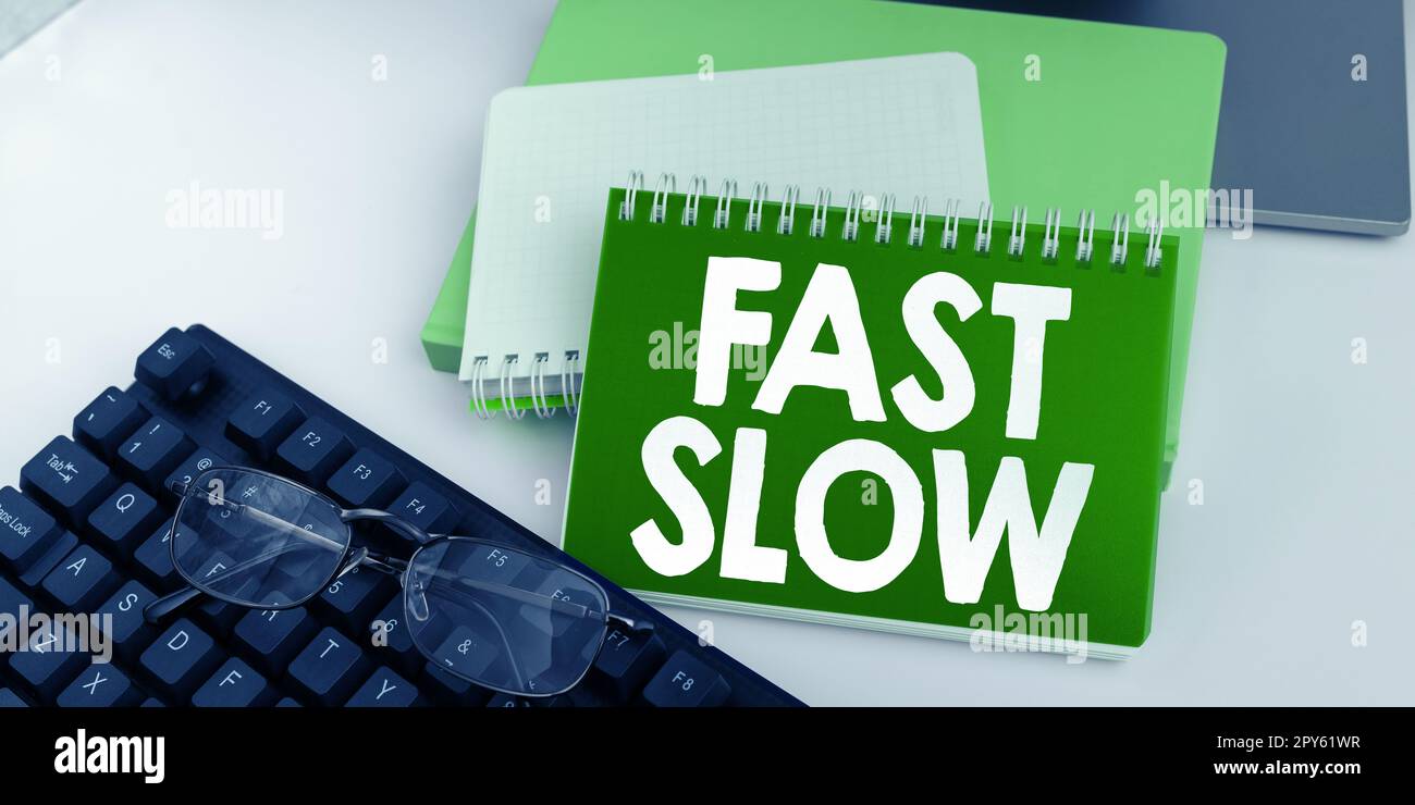 Légende conceptuelle Fast Slow. Mot pour se déplacer ou se déplacer ...