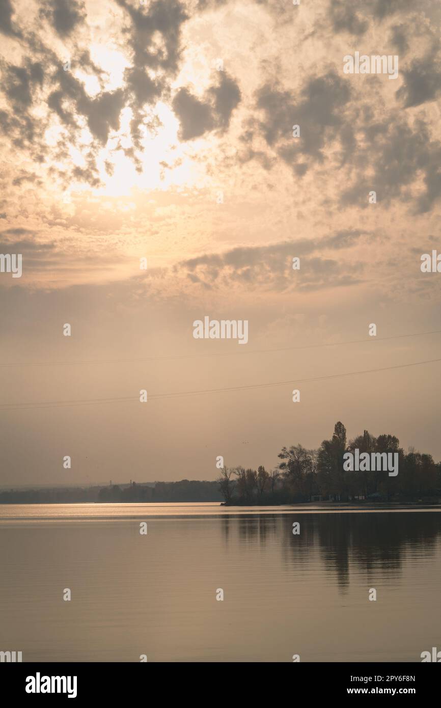 La lumière du soleil à travers les nuages Banque de photographies et d ...