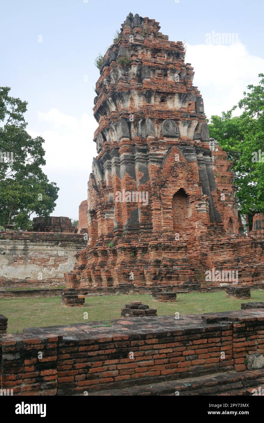 Vue à angle bas du vieux temple ruiné et de la tour penchée contre le ...