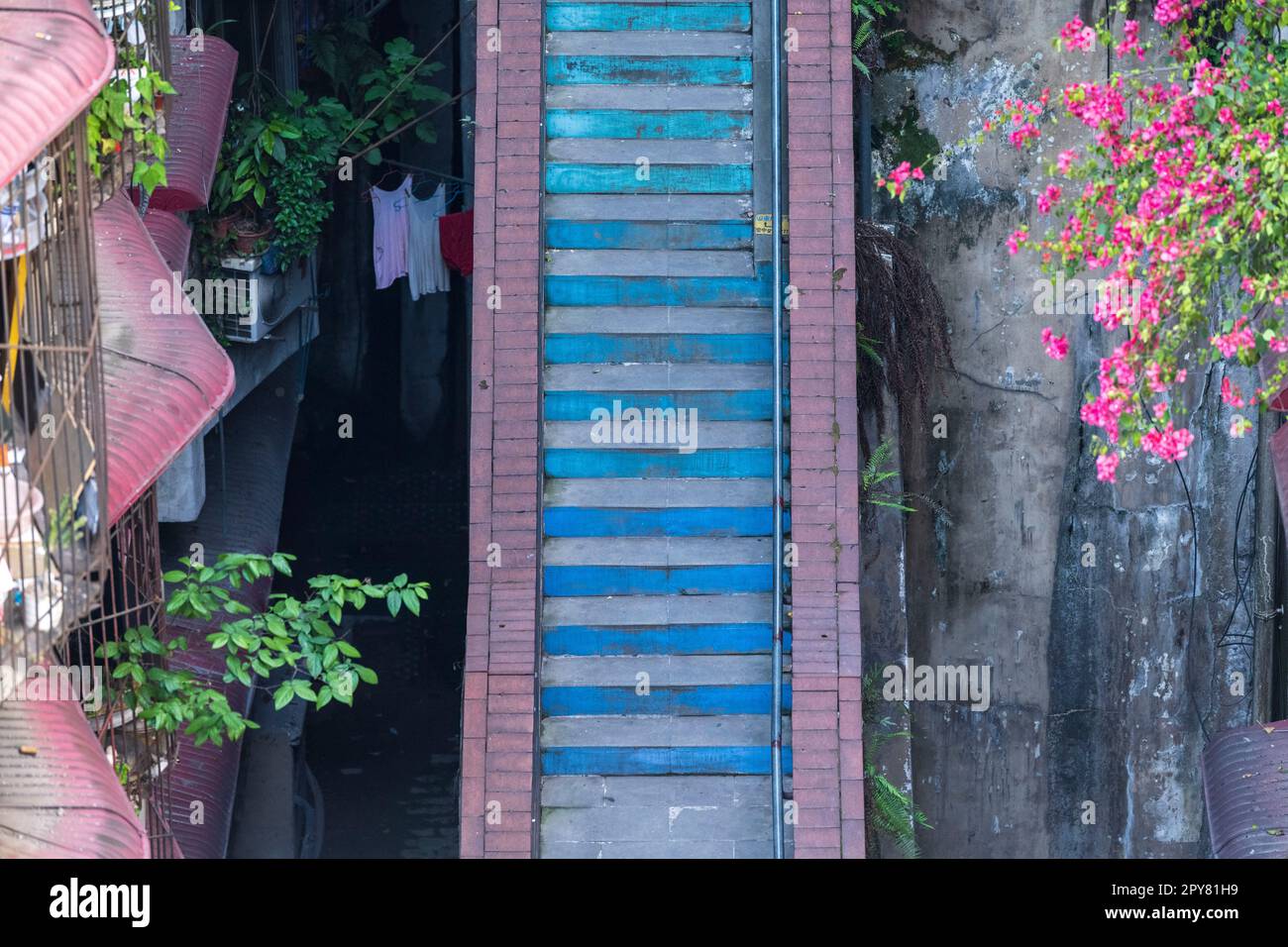 CHONGQING, CHINE - 1 MAI 2023 - Un escalier arc-en-ciel étroit et raide ...