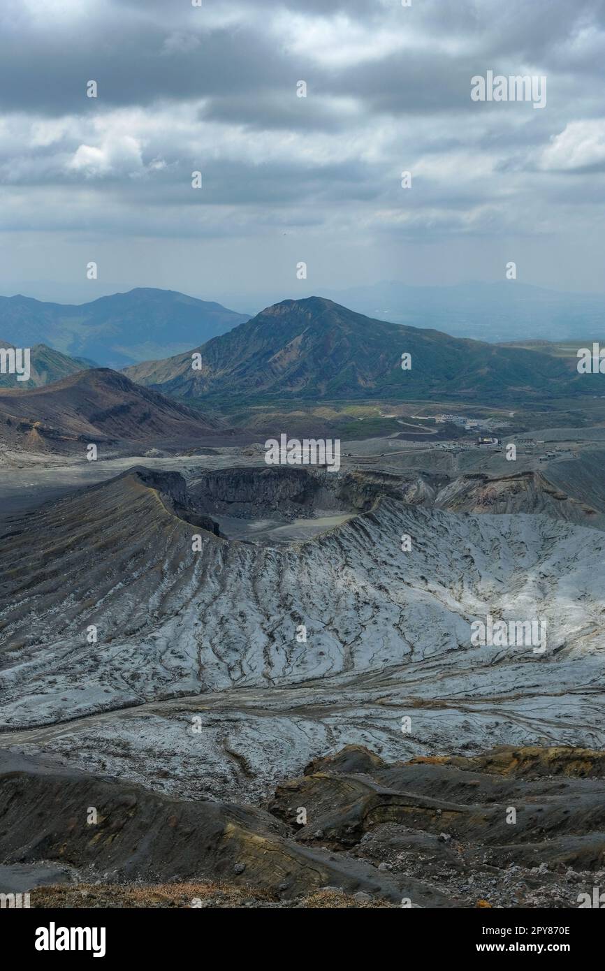 ASO, Japon - 28 avril 2023 : le mont Nakadake est l'un des cinq sommets ...