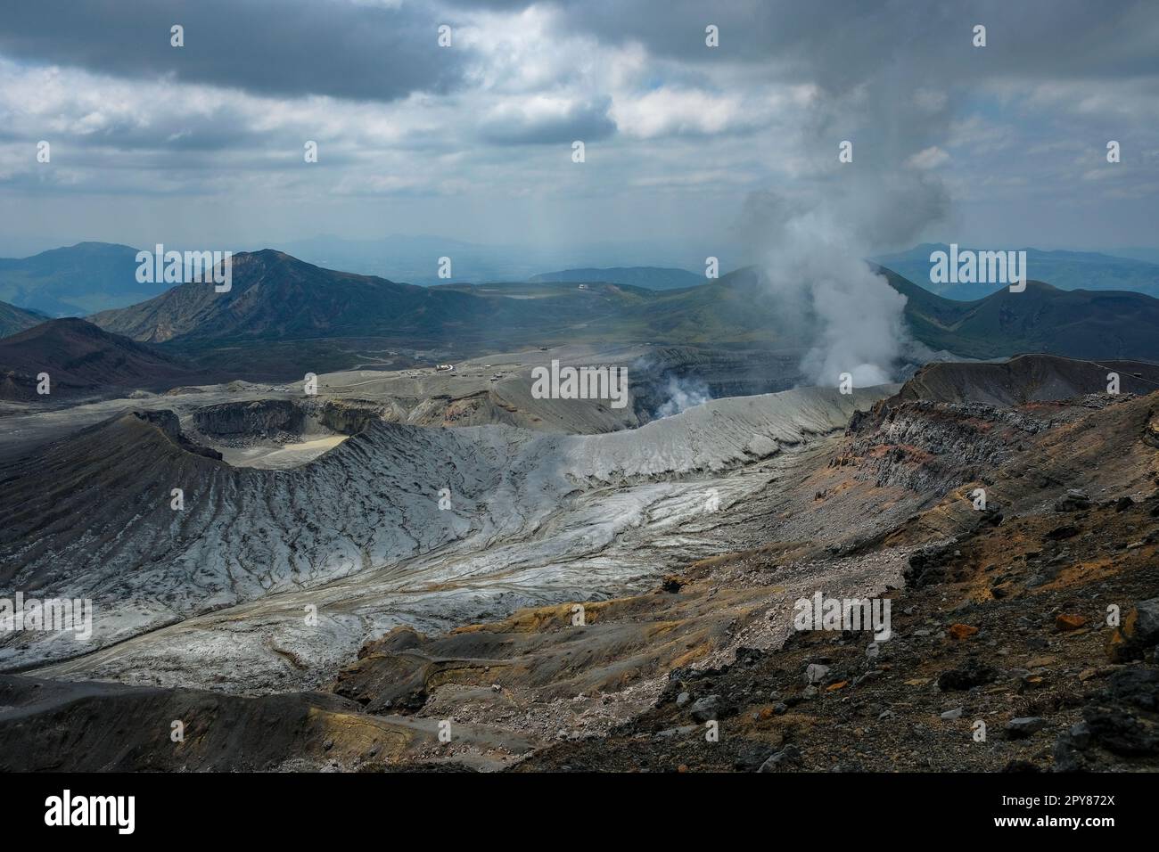 ASO, Japon - 28 avril 2023 : le mont Nakadake est l'un des cinq sommets ...