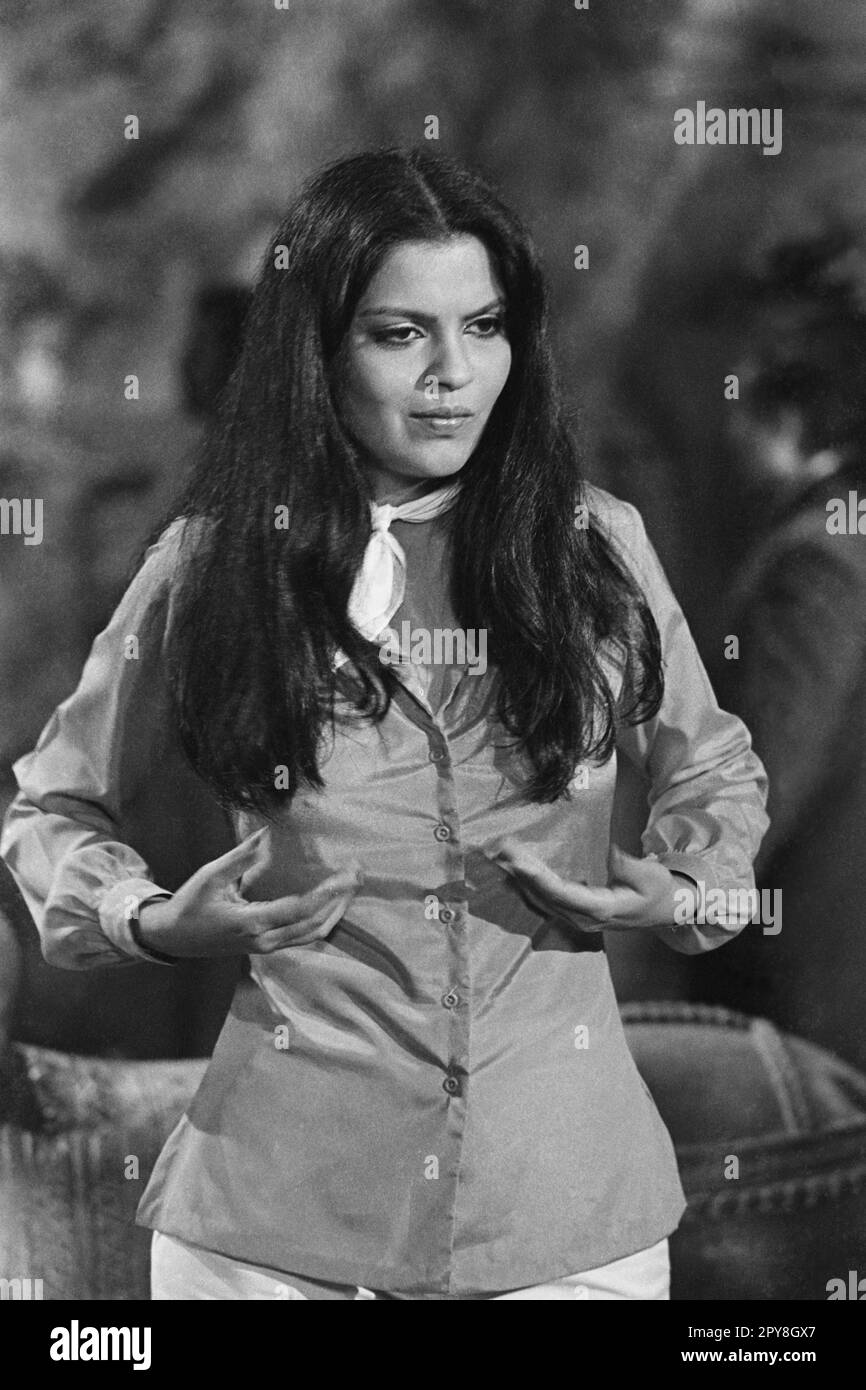 Vieux millésime indien 1980s noir et blanc bollywood cinéma hindi film, Inde, Zeenat Khan ...