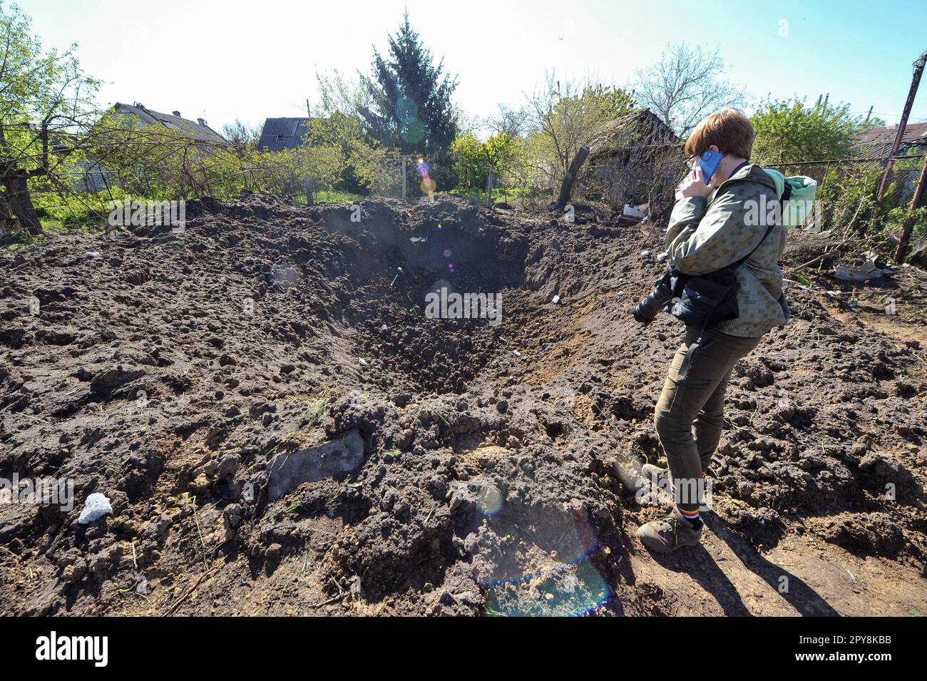 ZAPORIZHHIA, UKRAINE - 3 MAI 2023 - Une femme se tient au bord du ...