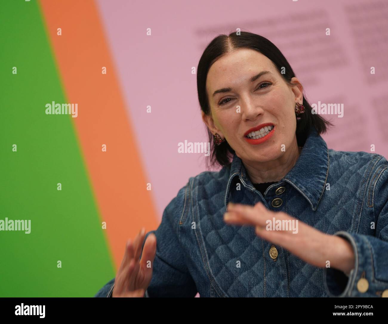 Hambourg, Allemagne. 03rd mai 2023. Sarah Morris, artiste américaine, est assise dans le Hall ...